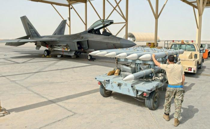 射程超300公里？美军AIM-260A首次曝光，网友：中国PL-15被反超了？_腾讯新闻