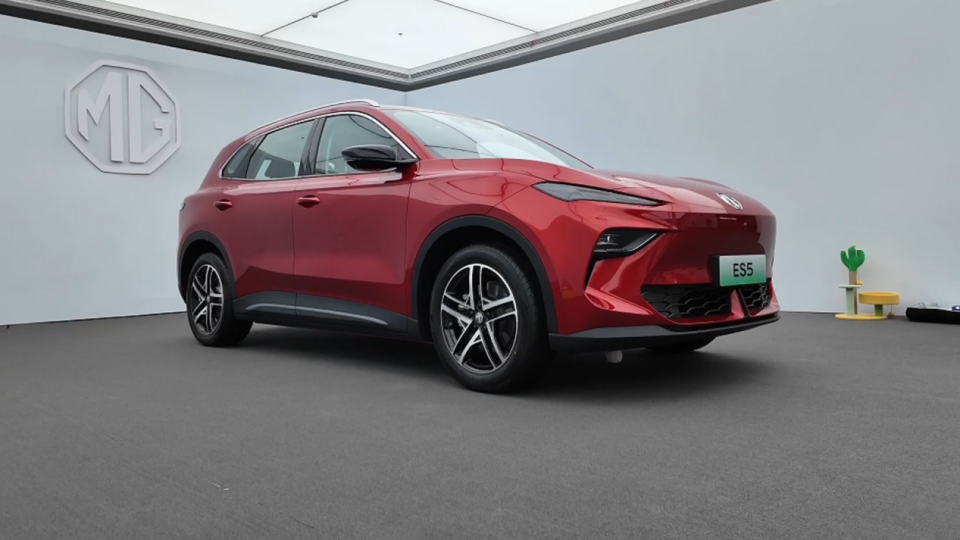 小心思还挺多！深度体验MG ES5，迎战元PLUS、银河E5有几分胜算_腾讯新闻