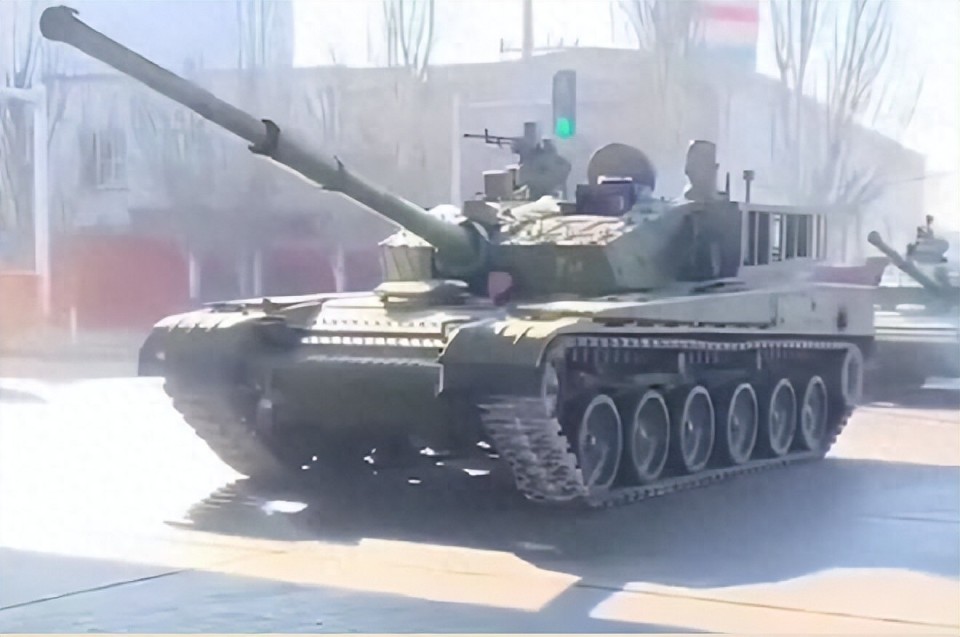 坦克无用论终结！解放军99A坦克新车下线，生产已经全面提速_腾讯新闻
