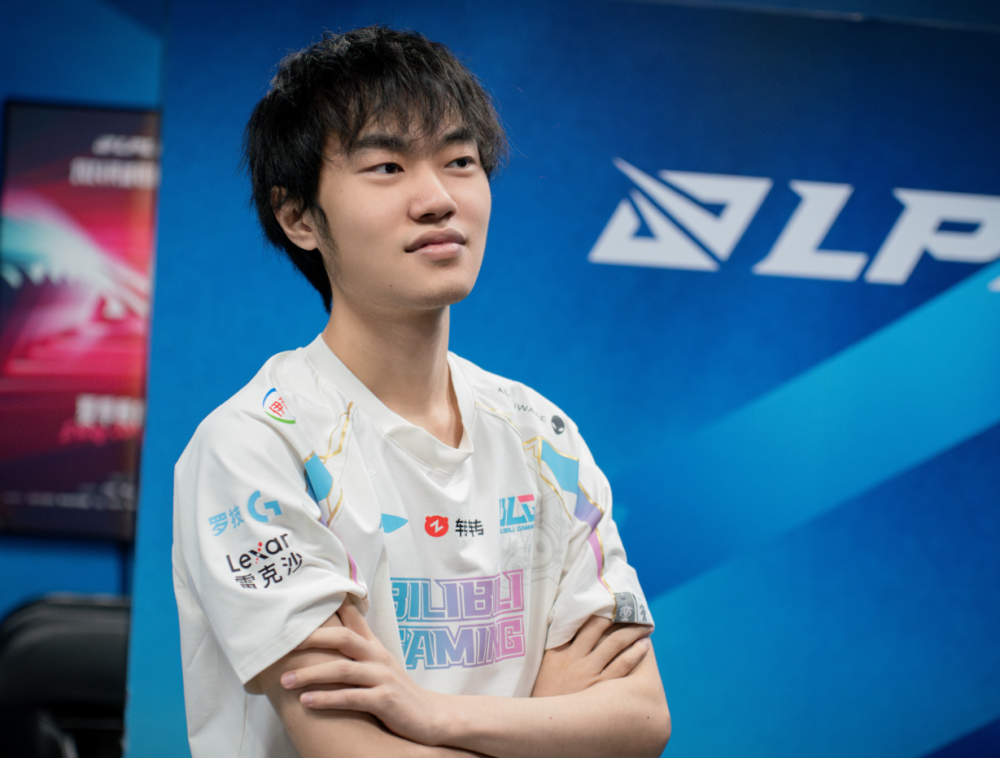 “RNG是LPL最干净的队伍！”AJ吐槽RNG新队服：以前有8个赞助商_腾讯新闻