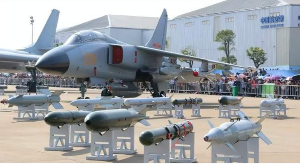 央视罕见歼轰-7B：属于“飞豹”终极改进版，能发射鹰击-12反舰导弹_腾讯新闻