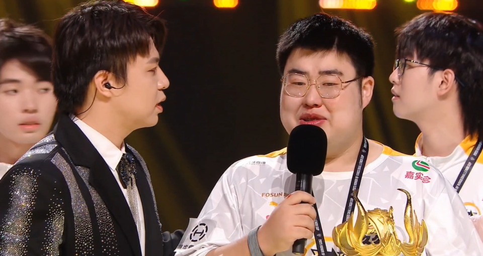 狼队4-2AG拿下第九冠！小胖将收获FMVP皮肤，泪洒赛场还流了鼻血_腾讯新闻