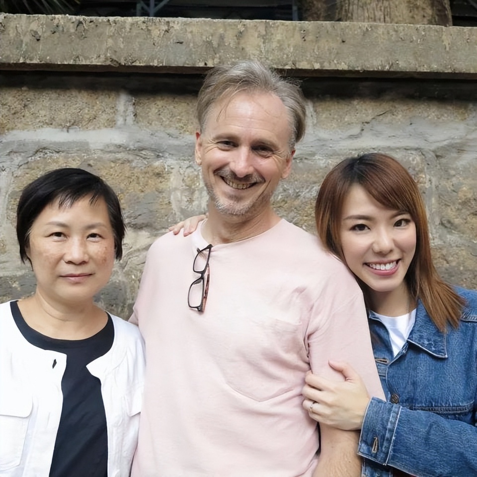 58岁河国荣自杀：入行不易、晚年潦倒，与妻子间的真爱令人动容_腾讯新闻