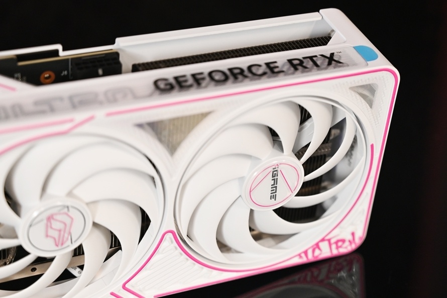 中高端显卡亦有高光出彩：iGame GeForce RTX 5070 Ultra W OC 12GB首发评测_腾讯新闻