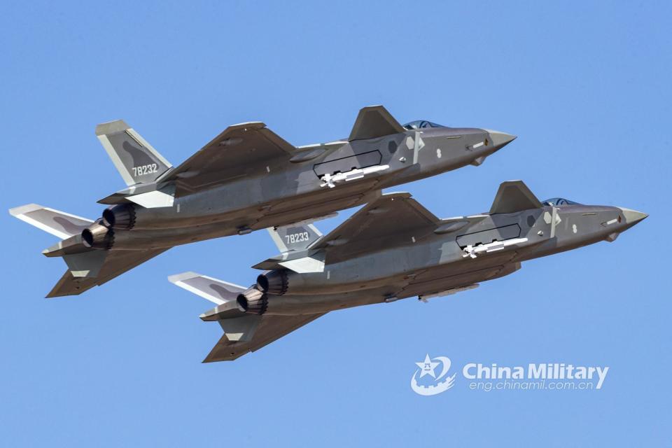 歼15舰载机有多大？与F35B/C舰载机同框才明白，为何不选歼20上舰_腾讯新闻