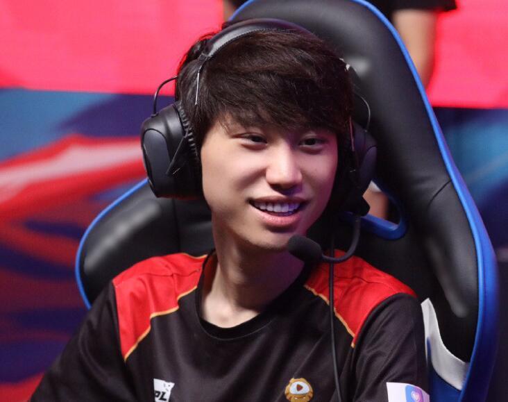 LOL选手8月直播数据公布，doinb蝉联第一，uzi没直播达收入3万_腾讯新闻