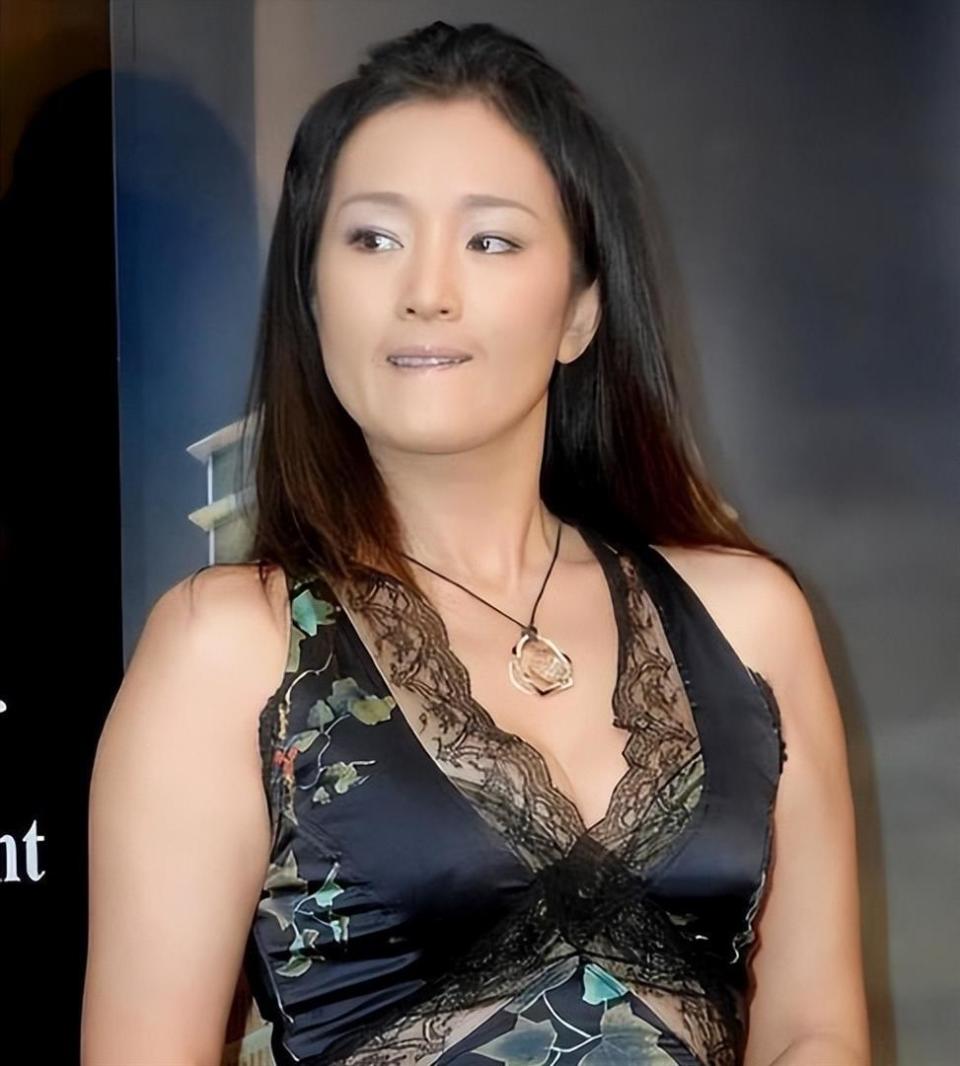 巩俐曾直言：姐姐和父亲去世后，98岁老母亲的晚年，我来托举_腾讯新闻