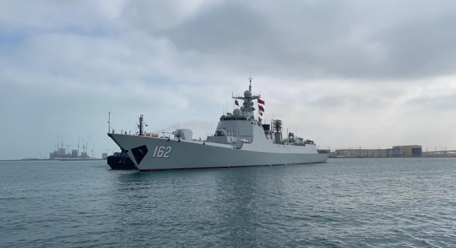 052C和052D驱逐舰有何不同？放一起比才明白，区别不在于尺寸_腾讯新闻