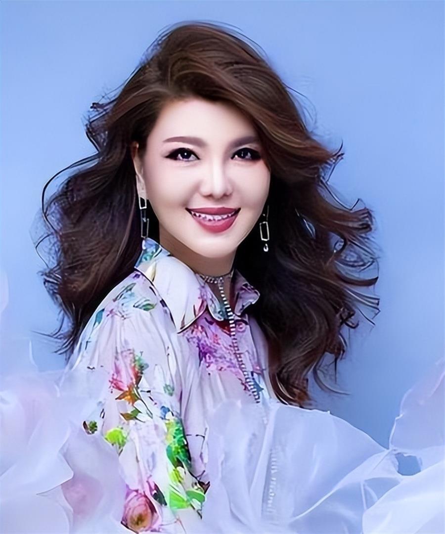 靠冒牌出道走红，四登春晚的乌兰图雅，被揭穿真面目后怎样了 腾讯新闻