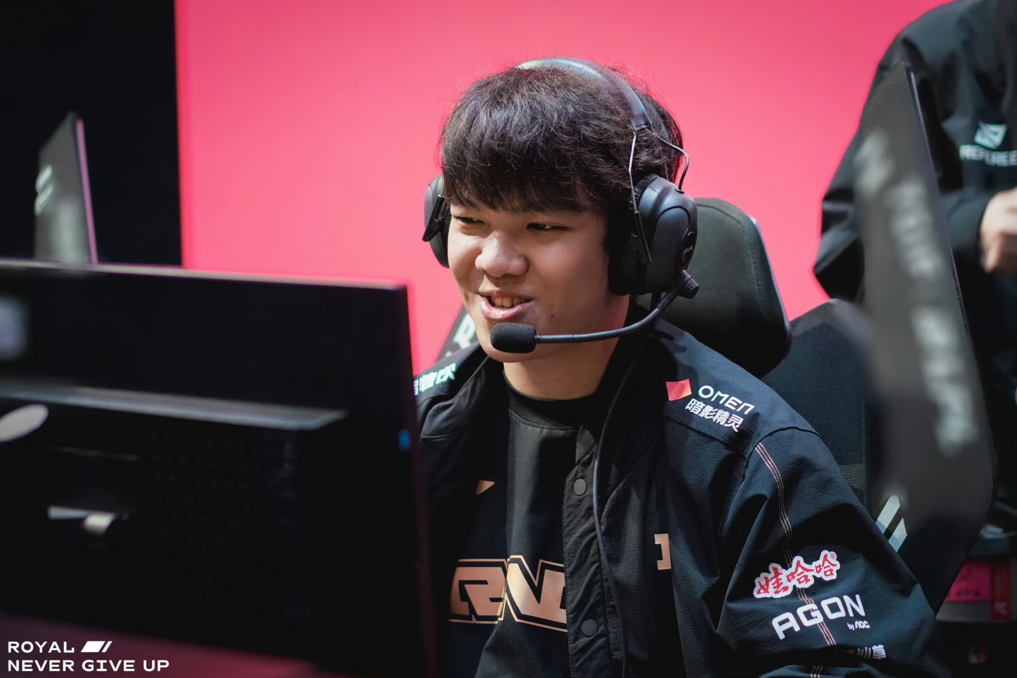 LOL：RNG击败TT战队晋级季后赛二轮，Uzi半场开香槟被打脸，清算