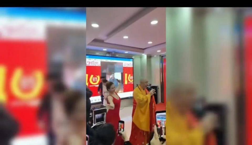 侯耀华“后院”起风波，安娜金为徐少华伴舞且肆意搔首弄姿_腾讯新闻