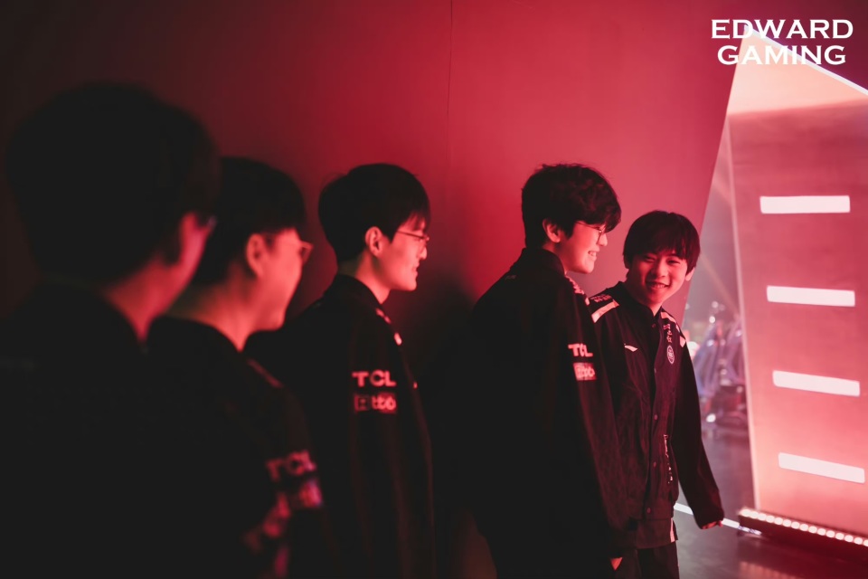 LOL：EDG更换对战LGD首发名单，fofo韩服改名表达不满，凭什么_腾讯新闻