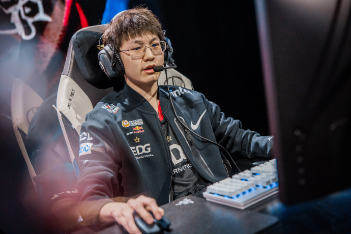 EDG对阵LPL最大黑马iG，上路YSKM迎来挑战，对线阿乐全场焦点！