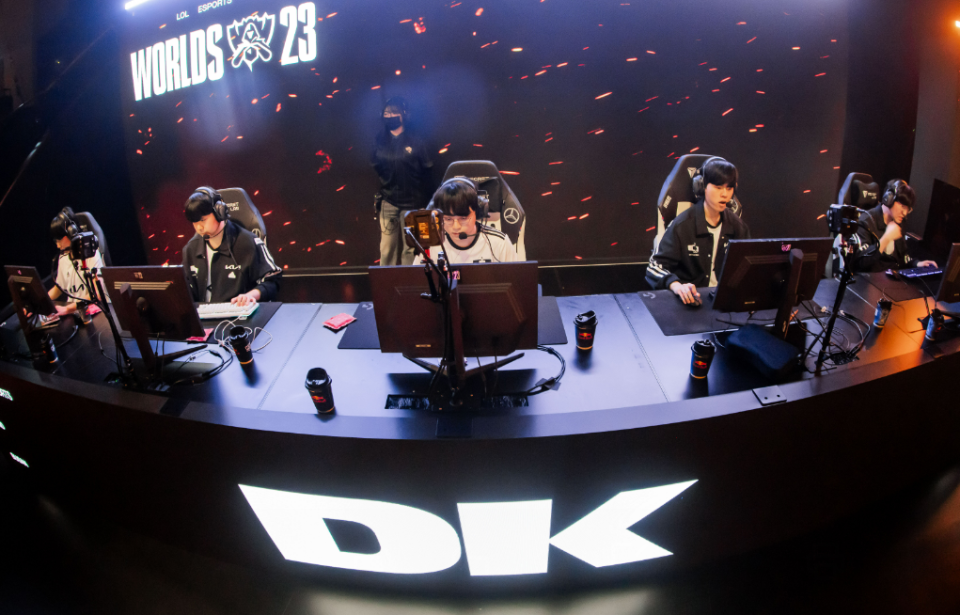 抽中好签！BLG与WBG或携手晋级八强，LCK等来坏消息_腾讯新闻