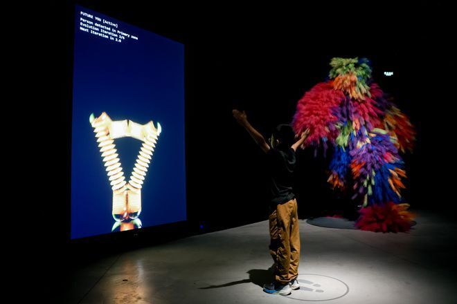 798CUBE重磅呈现Universal Everything中国首展《未来的你：行走的进化》_腾讯新闻