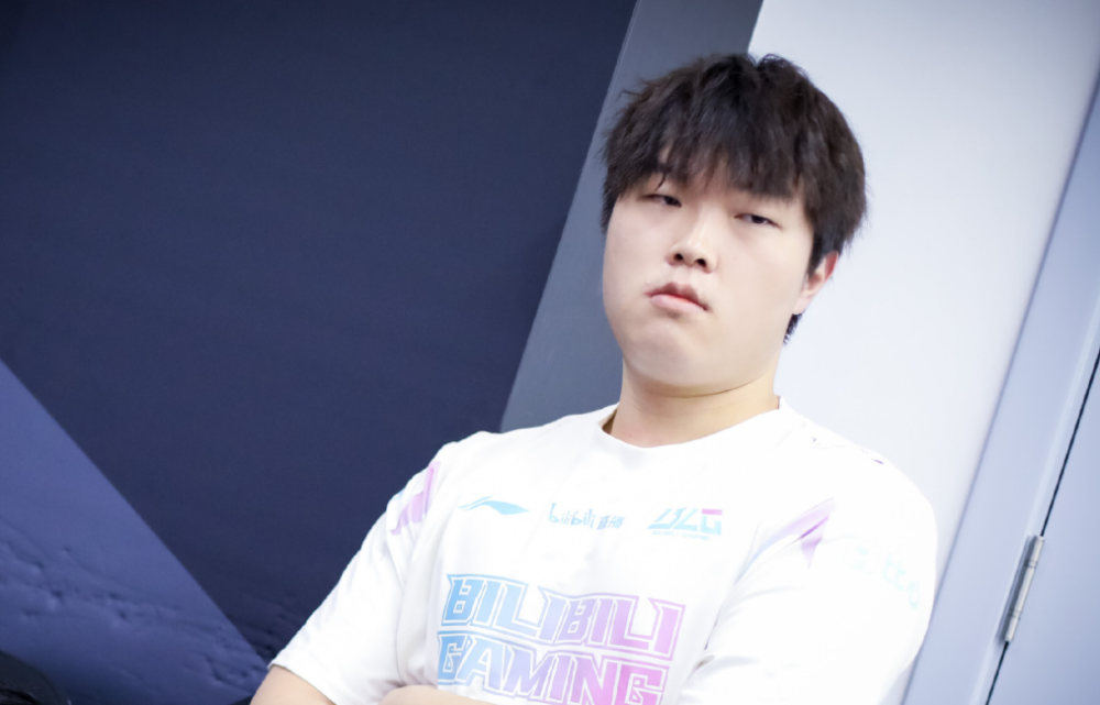 LNG让一追三击败BLG！Mlxg：Uzi可能更想打Elk_腾讯新闻