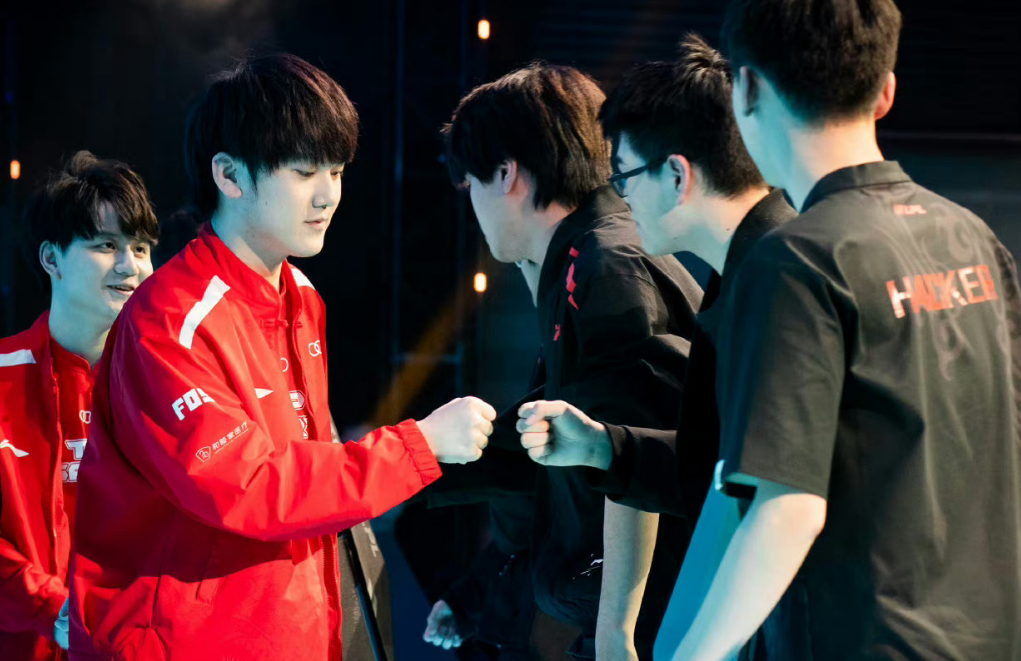 LPL选手定妆照：阿水Meiko直播回应，Uzi妻子吐露心声