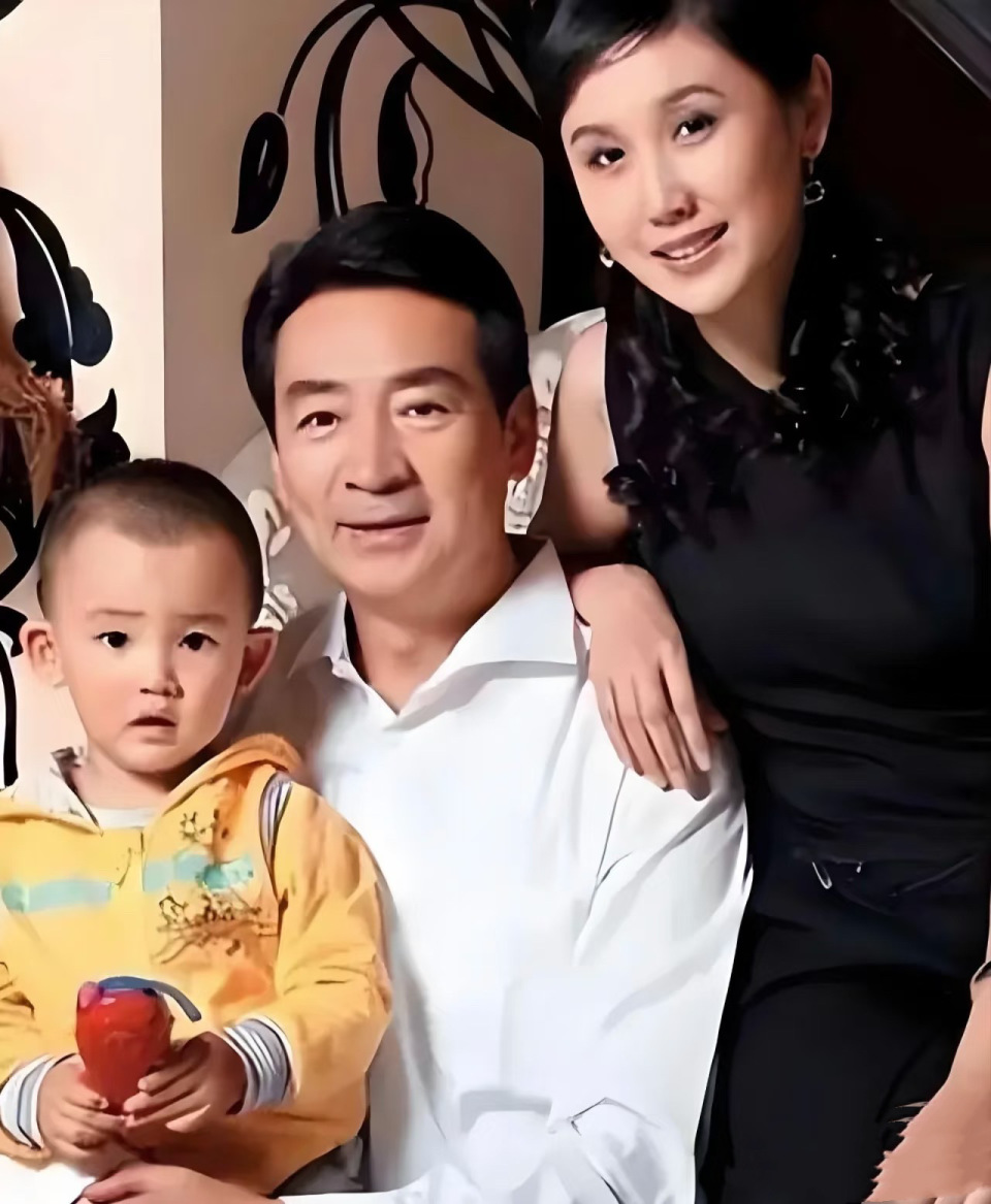 71岁寇振海现状曝光，穿长袍身板挺拔满眼慈祥，小21岁老婆戴翡翠很富态_腾讯新闻