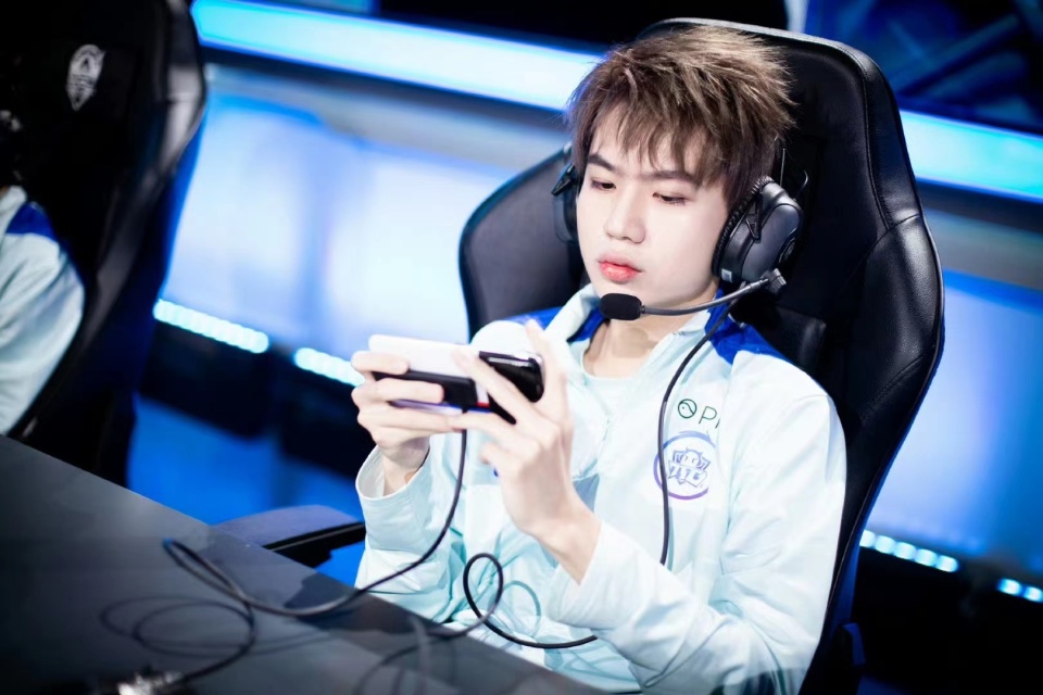 TTG太疯狂！拆解冠军阵容，老将仅剩清清一人，教练组也遭遇重组_腾讯新闻