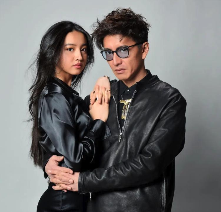 贾静雯19岁女儿沙滩照上热搜，9处穿刺太辣眼！星二代怪异造型盘点_腾讯新闻