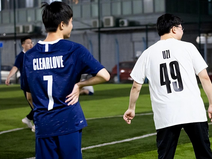 UZI改韩服ID致敬厂长，对S13充满期待，继续冲，张导：相信他