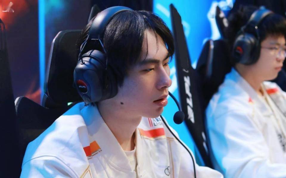 LPL的脸都被丢光了！Leyan直播“怼熊”被封，输PK放话在赛场抽烟_腾讯新闻