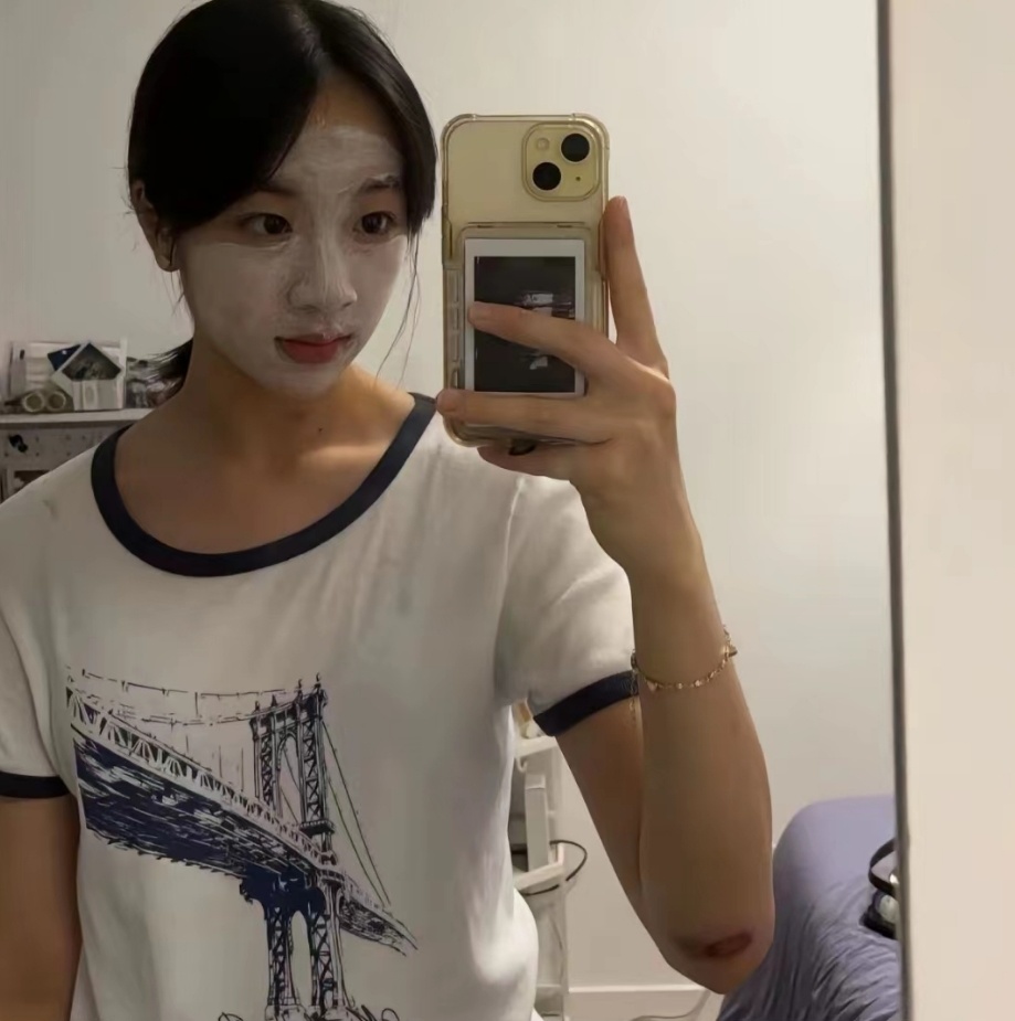 吴尊13岁女儿晒近照，NeiNei化妆穿吊带裙显成熟，甜馨猛夸漂亮_腾讯新闻