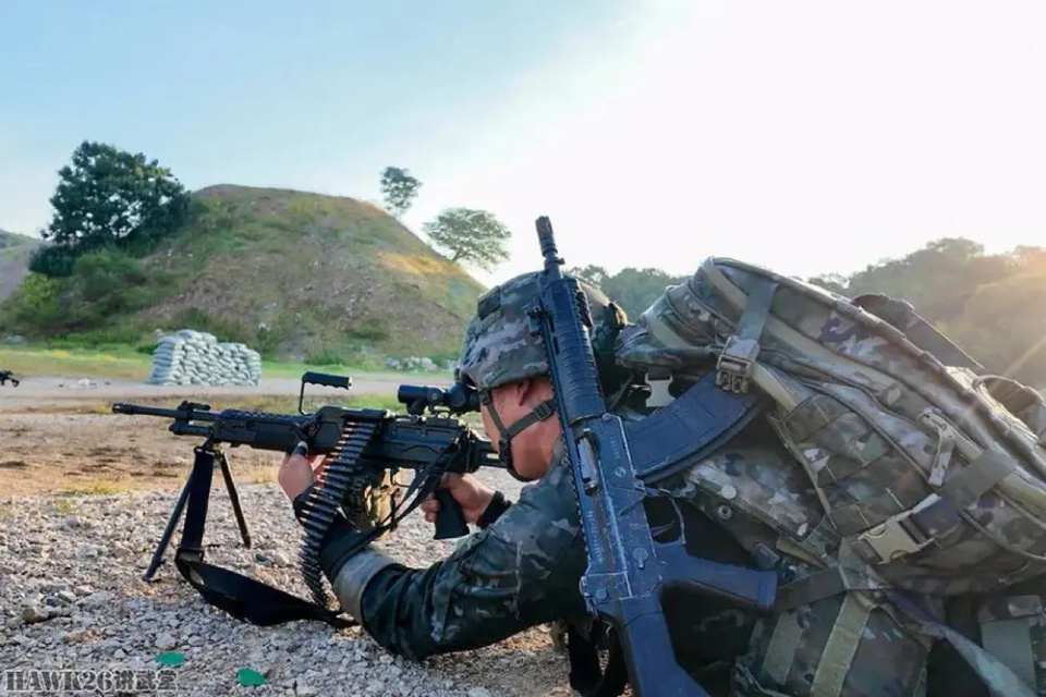 海外谈中国：QJB-201轻机枪采用双路供弹 大幅提升步兵班作战能力_腾讯新闻