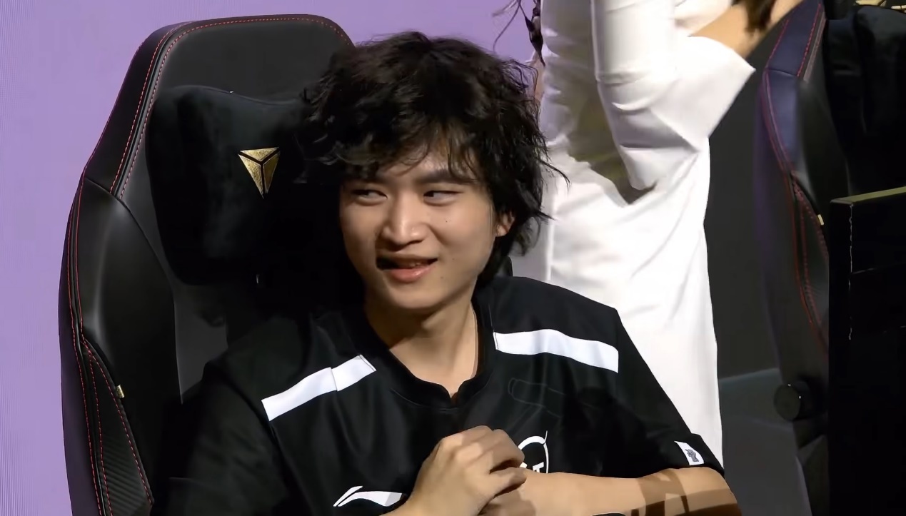 LPL“焕峰坐车图”火了，队友打团，ADC跑路，TheShy也很难受