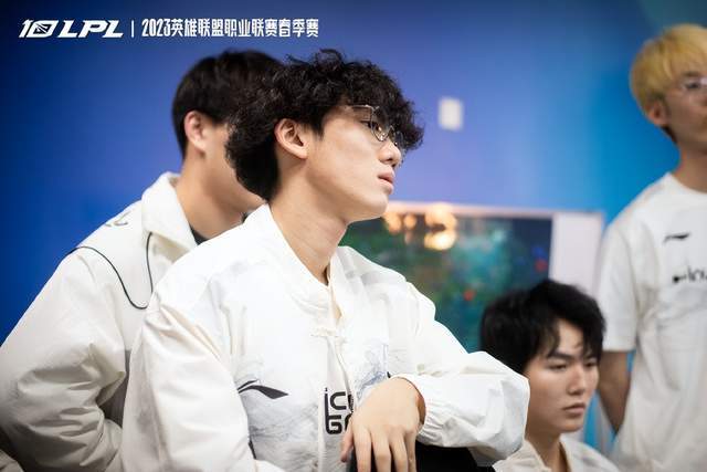 iG上单YSKM采访：对线可能会输给Bin，目标在LPL打出身价！
