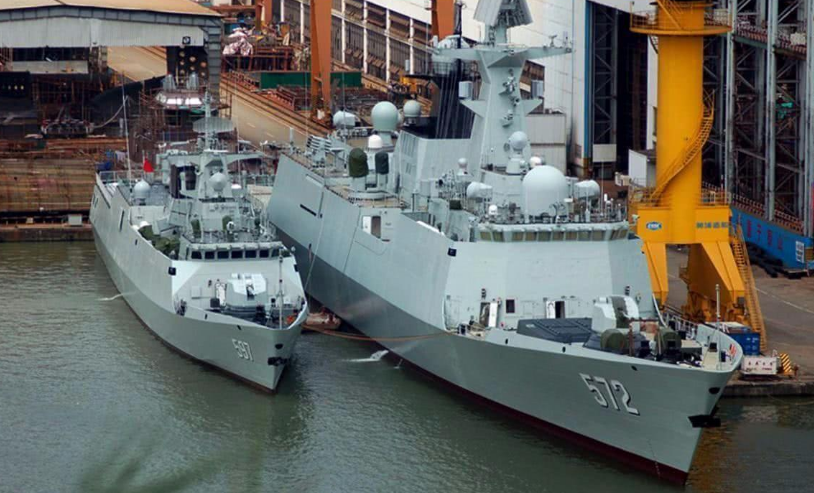056型护卫舰有多大？与054A同框才明白，为何会逐步转交海警使用_腾讯新闻
