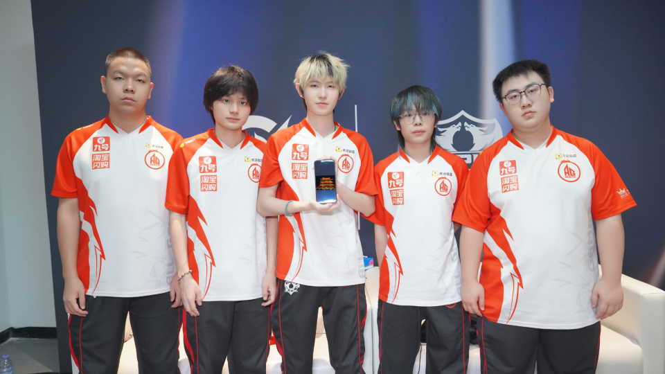 一诺喜提双FMVP皮肤，成Fly之后第二人，钟意登顶史一打野_腾讯新闻