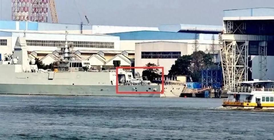 直20F直升机有多大？与直9C同框才明白，为何052D驱逐舰加长_腾讯新闻