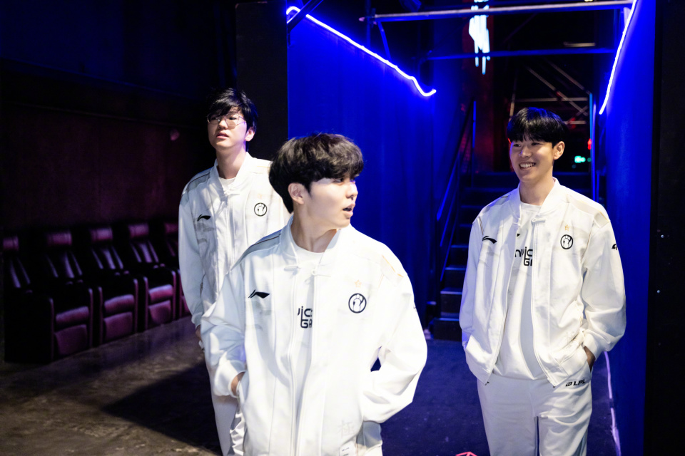 IG丝血翻盘JDG！Uzi逐帧分析阿乐战犯操作，TheShy对位被爆太尴尬_腾讯新闻