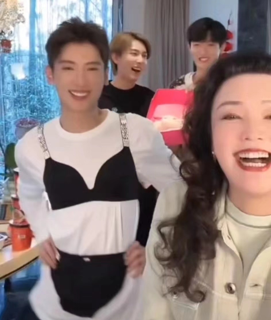 张兰上架内衣和胸贴，模仿大S参加葬礼的穿搭，直播带货无下限 -6parkbbs.com