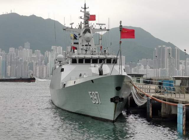 054B型护卫舰：2号舰555钦州舰下水，网传该型舰只建4艘存在争议_腾讯新闻
