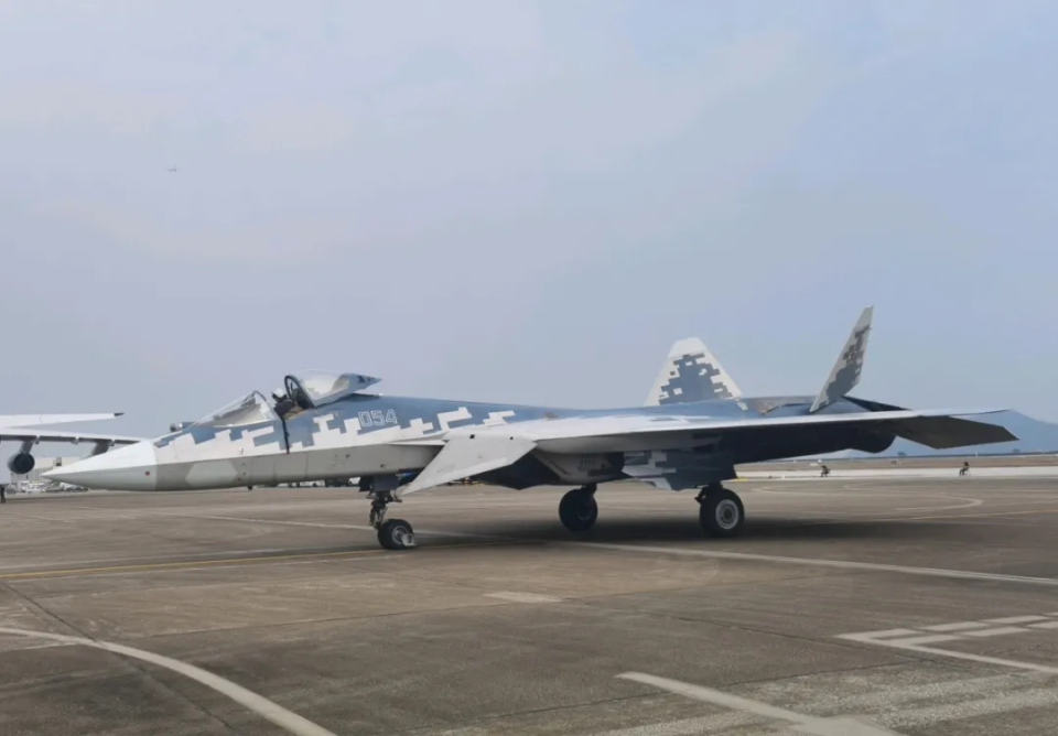 中国要采购？2架苏-57抵达珠海，细节全曝光！俄罗斯制造水平如何？_腾讯新闻