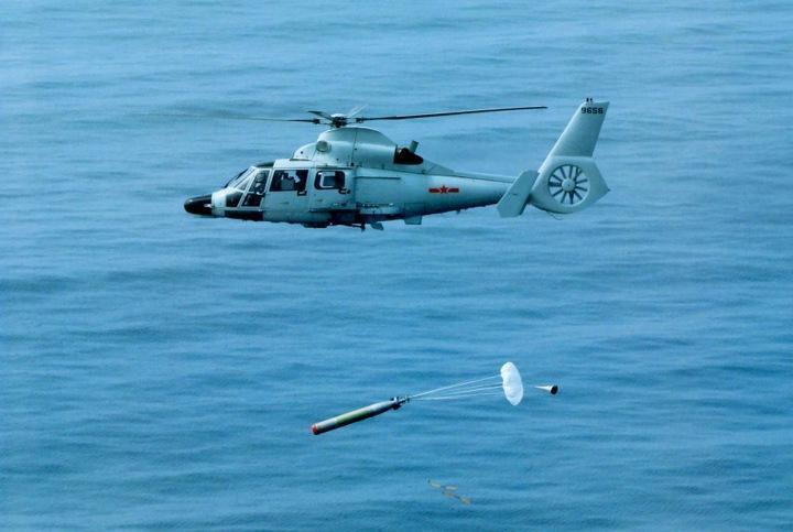 052DL有多大？与052D放一起比才明白，为何说是为直20F所准备的_腾讯新闻