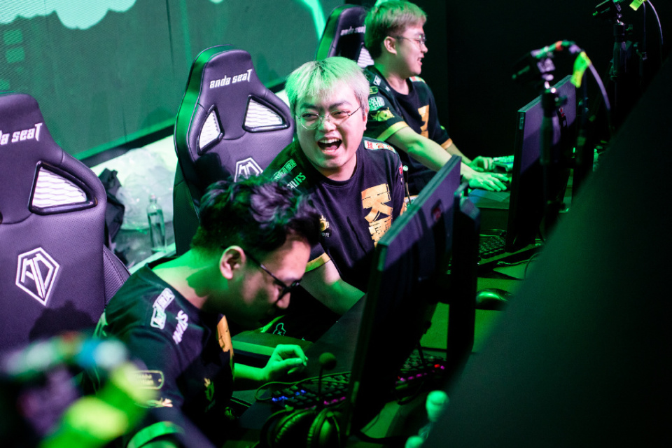 PGC循环赛积分一览，4AM与Faze暂时守门，17与天霸遭到官方处罚_腾讯新闻