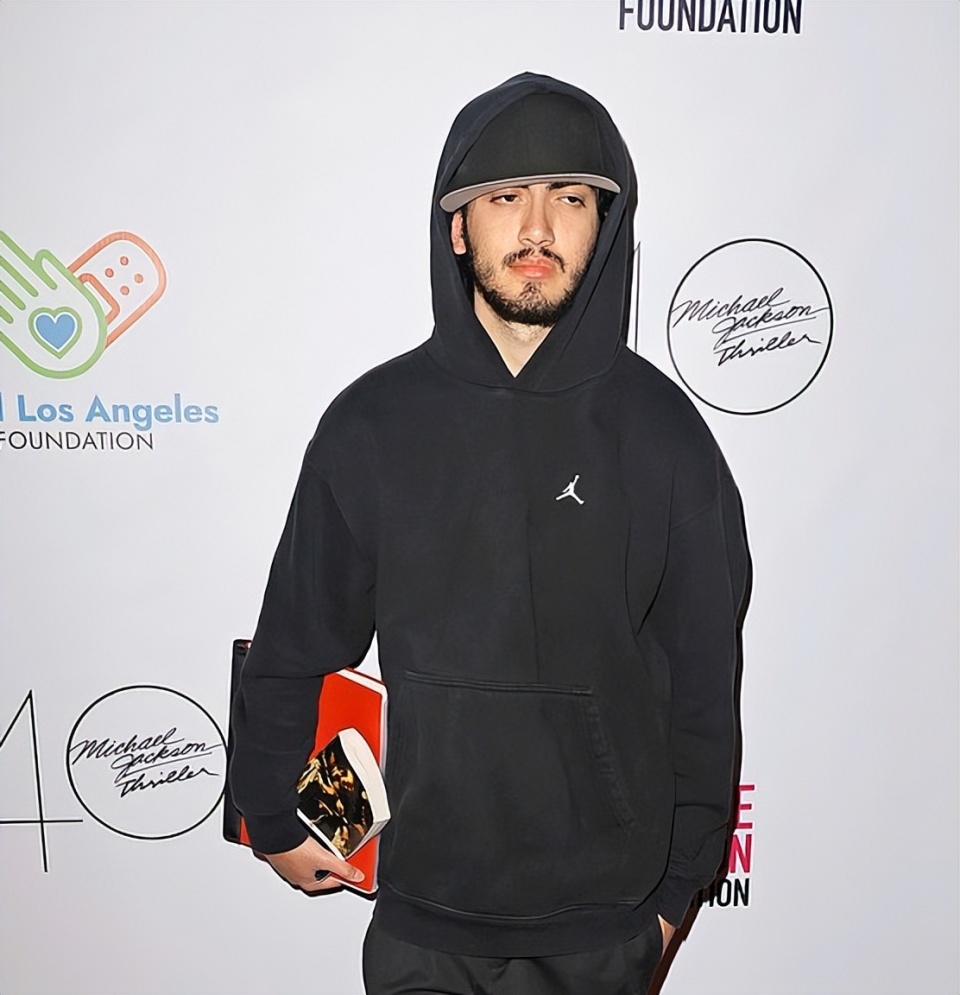 MJ去世15年遗产赚了235亿，每天入账430万，家人因钱财而对簿公堂_腾讯新闻