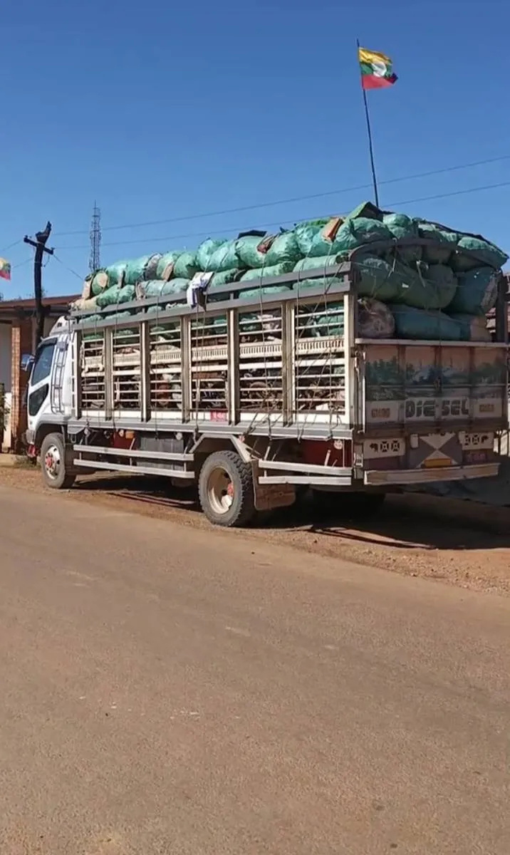 从缅甸掸北往南拉废铁的货车被拦截，有些司机只能丢下货车回家去_腾讯新闻