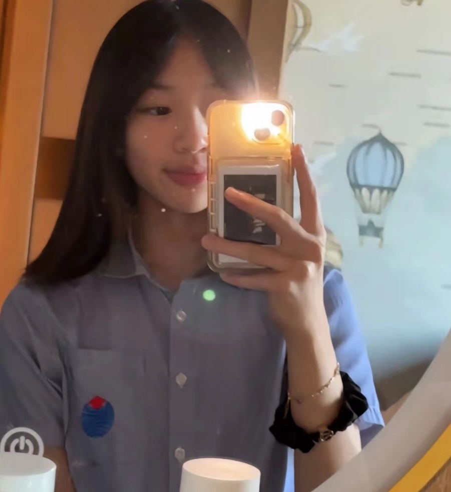 吴尊13岁女儿晒近照，NeiNei化妆穿吊带裙显成熟，甜馨猛夸漂亮_腾讯新闻