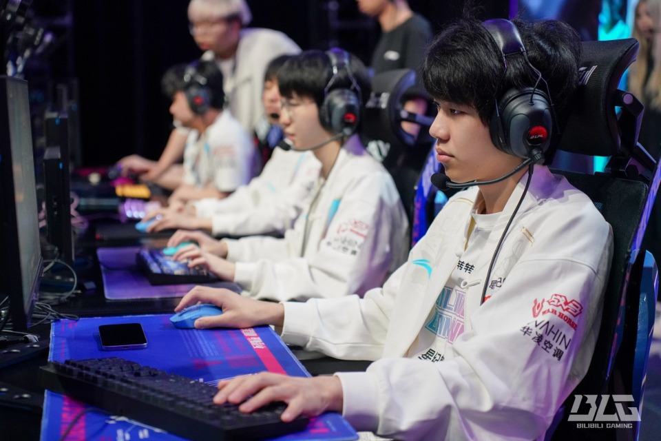 BLG2-1击败JDG，豪取5连胜！xun接连失误被秒，JDG痛失好局_腾讯新闻