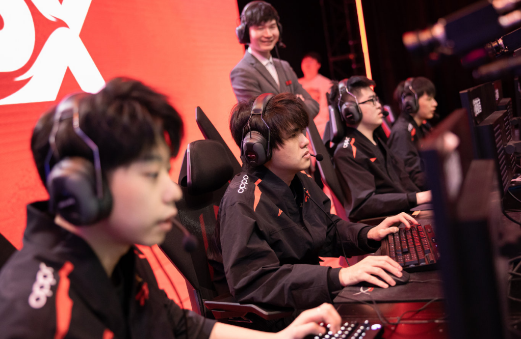 Gala烬立功！RNG双杀小凤凰FPX，Lwx面临艰难抉择