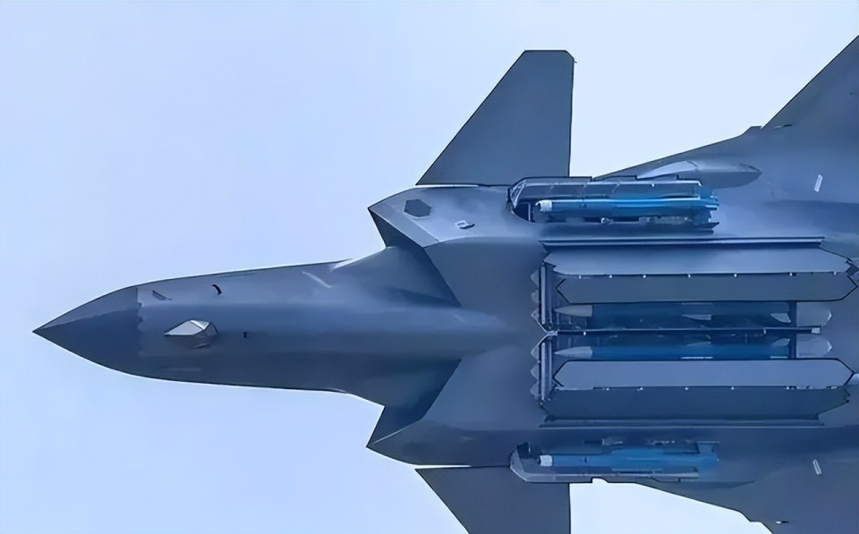 PL15E折叠弹亮相，射程200公里，歼20内置弹舱可以挂6枚_腾讯新闻