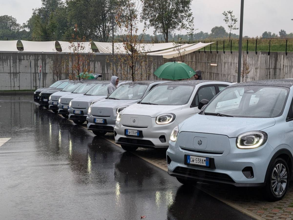 主打一个精致代步，宏光MINIEV对比零跑T03，谁更值得买？_腾讯新闻