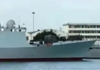 新批次054A下水，换装直20、重启100炮，054B生存空间再被挤压_腾讯新闻