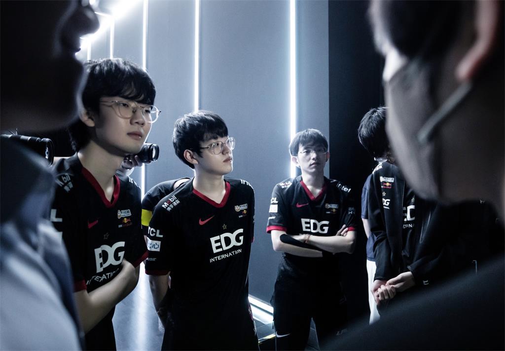 viper也“红温”？EDG三位冠军队员锐评HLE，杰杰难过田野搞心态