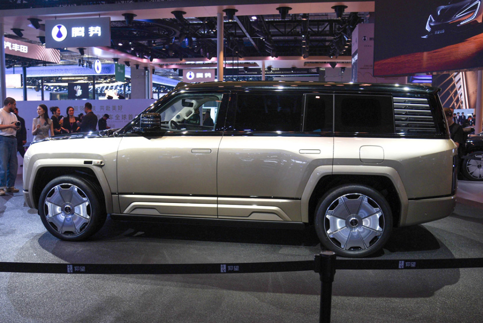 仰望U8L鼎世版上市 黄金车标/轴距加长200mm 售价128万起_腾讯新闻