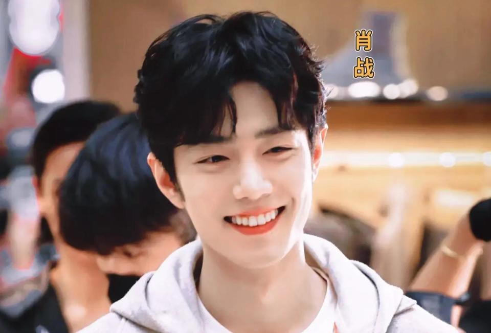 肖战在剧组把王彦霖迷成“翘嘴”了，王彦霖竟亲自下场为肖战投票打Call_腾讯新闻